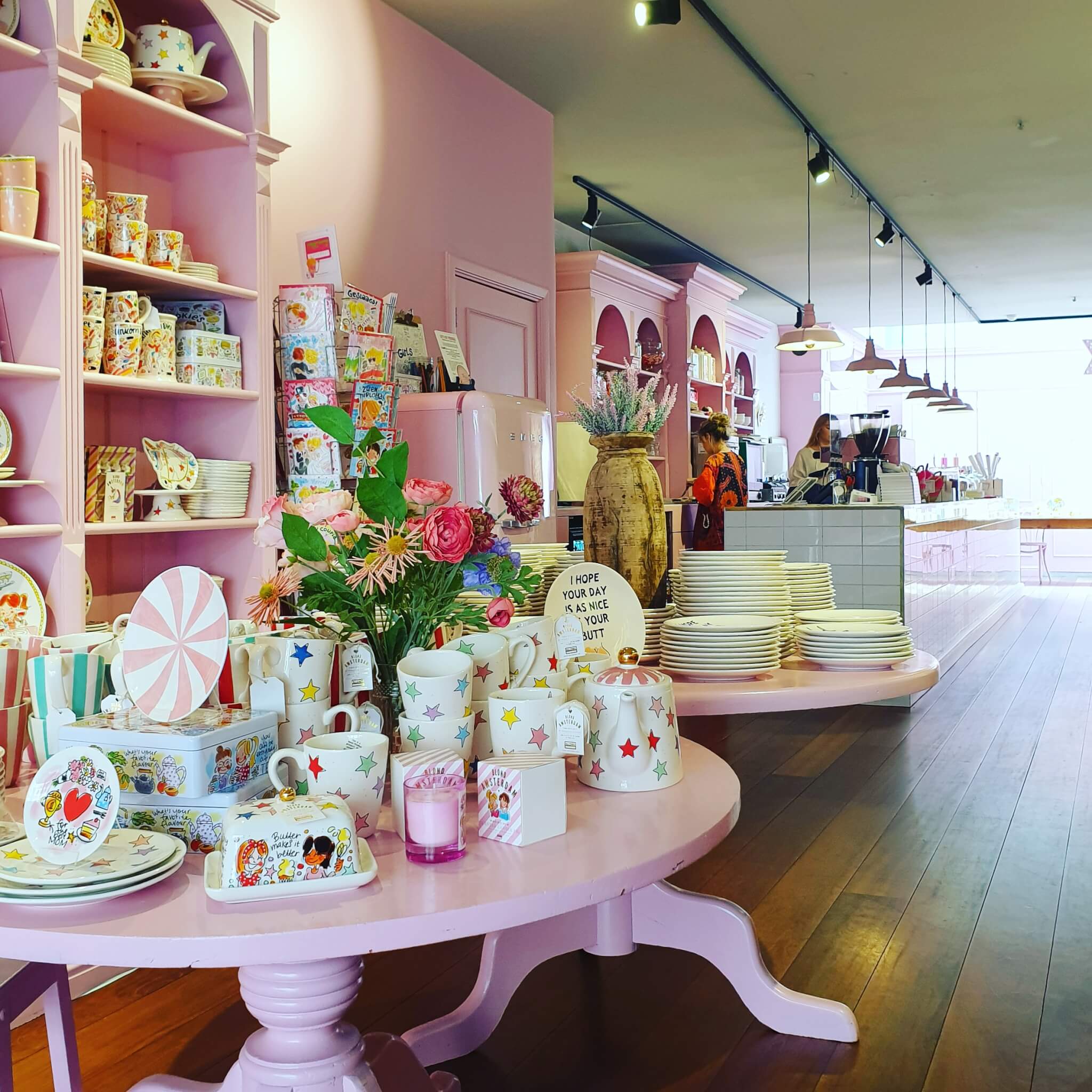 Café Blond Amsterdam: roze koffietentje met taartjes en high tea - Leuk ...